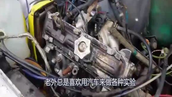 外国大叔给汽车上安装四个消音器,这操作也真的没谁了,佩服!