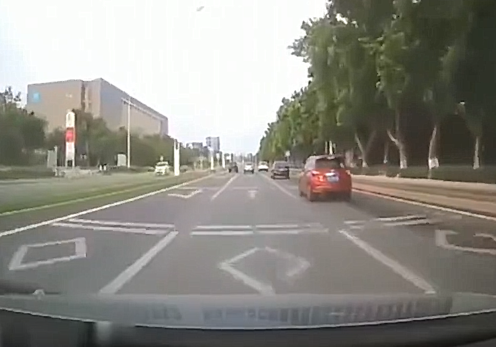 行车记录仪:如果不是有行车记录仪拍下,打死都不相信这是真的