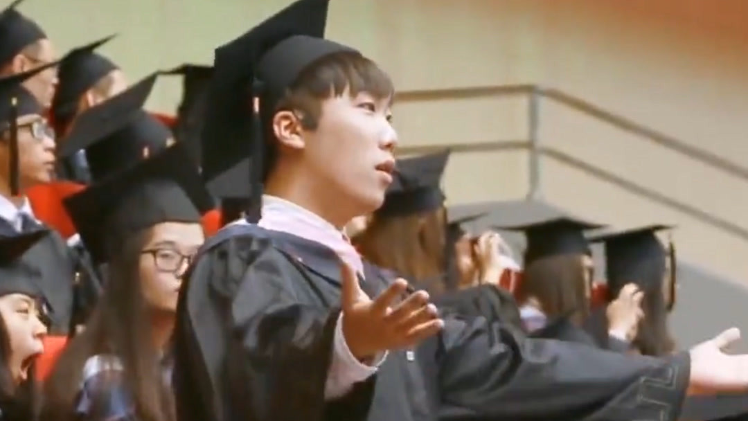 大学毕业典礼上,突然响起《成都》感动全场,同学们含泪唱完