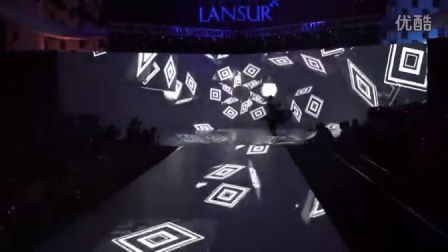 视频欣赏:大型舞台走秀表演 全息T台秀 舞台投影秀 舞蹈表演