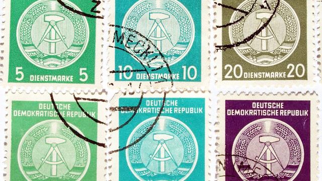 英国竟还有人用邮票寄信,一对夫妇因此翻新70万张邮票,发大财!
