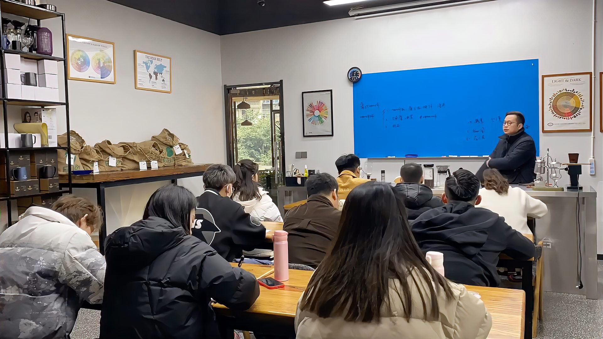 ...咖啡培训课程开班第一天,来自全国各地的同学们开始学习专业系统咖