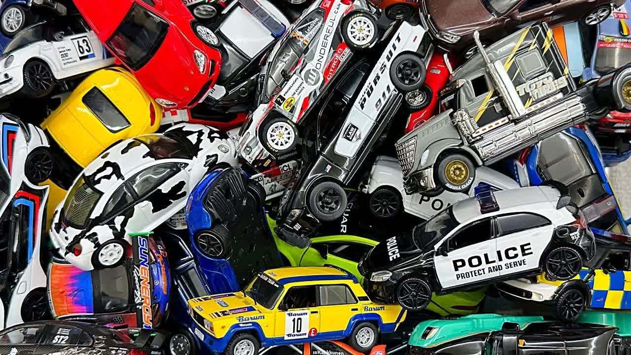 警用汽车和彩色模型车玩具展示