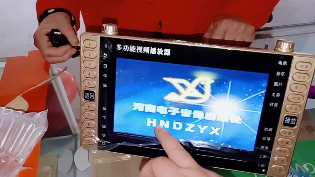 帮农村老人拆箱多功能视频播放器,感慨回农村开店是对是错