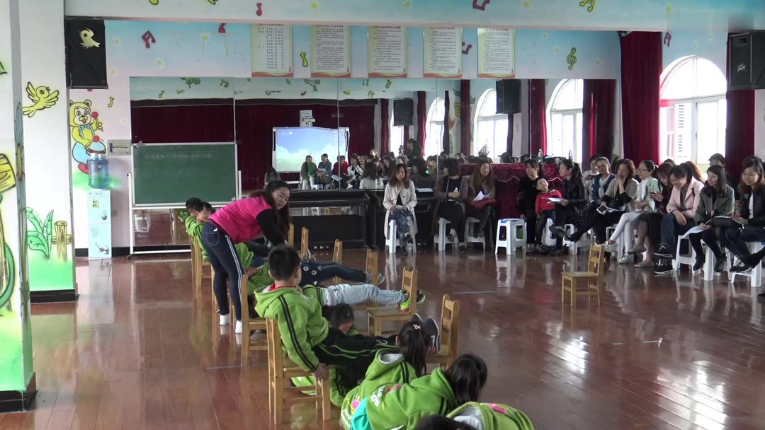 大班体育 椅子游戏