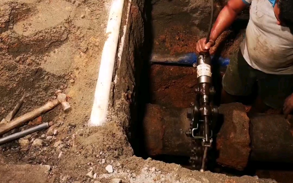 液压切管器于老旧铸铁管的切除施工