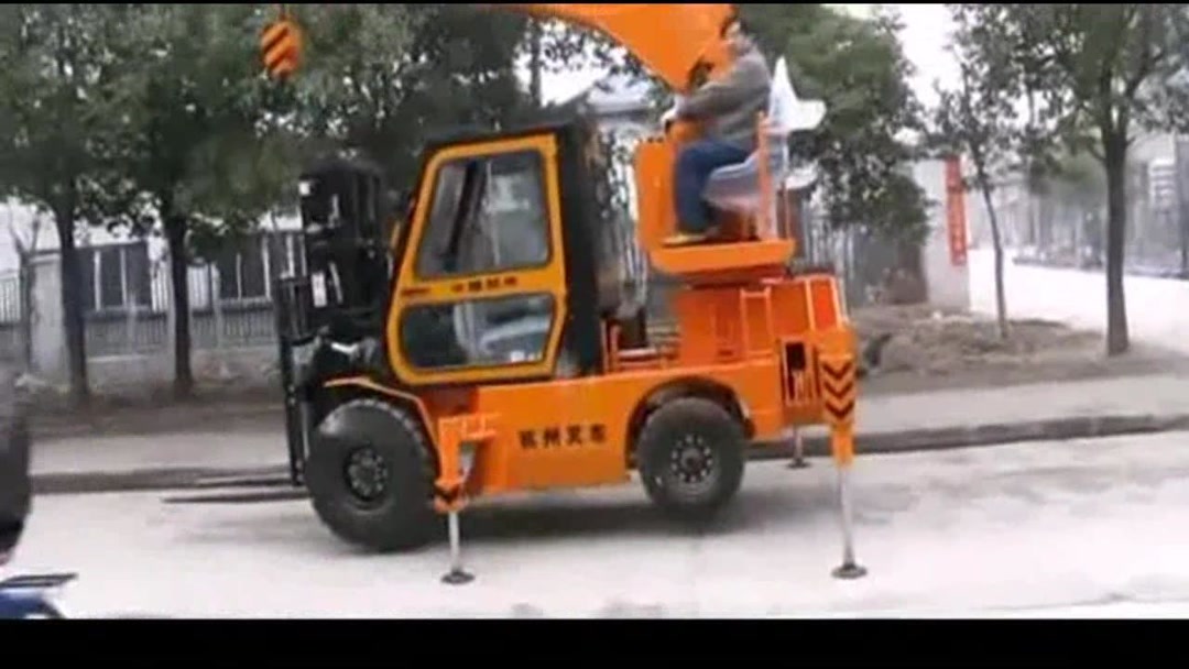 挖掘机表演 吊车 叉车 叉吊两用车视频表演