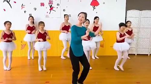 美女老师教学同学们跳《蜗牛与黄鹂鸟》,音乐一响我就上头了