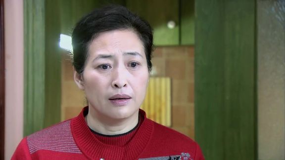 姑娘摆八双筷子,母亲当时就不乐意了,姑娘忍气吞声背后折磨男友