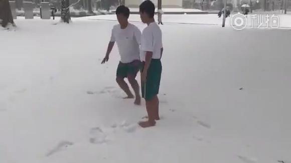 荒野行动在日本大热,一位日本小哥就cos了雪中的《荒野行动》