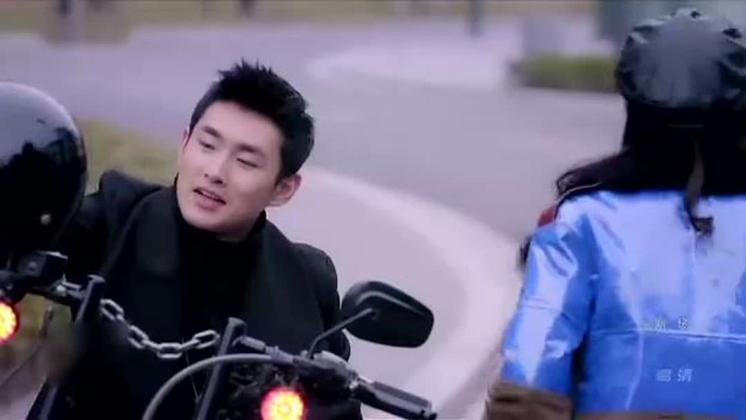 女子搭男子顺风车 男子展示搭讪小绝招 成功要走美女微信