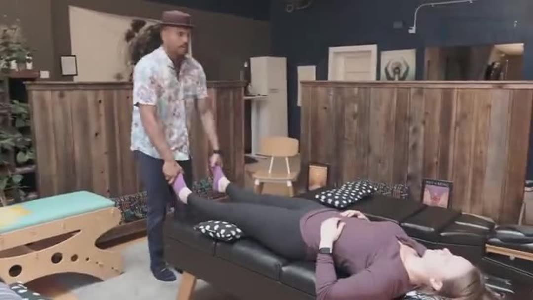 中医正骨推拿在国外很流行,理疗师不手术不开刀治疗颈椎腰椎病