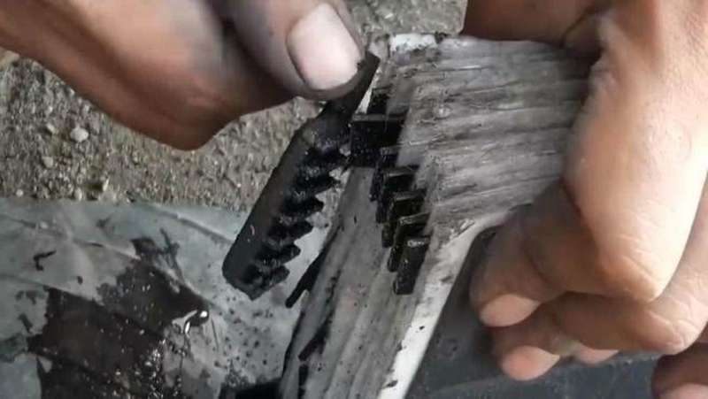 来看一下巴基斯坦人民是怎样修复汽车蓄电池的,又学会了一招