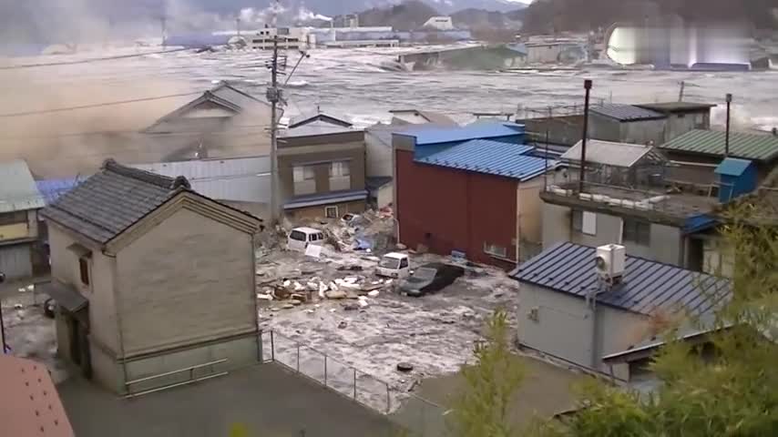 日本海啸爆发袭击岸边房屋,大自然也不给日本的面子