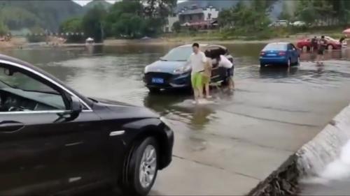 暴雨过后,几个车主在河边洗车,然后发生了视频里这一幕,太霸气了