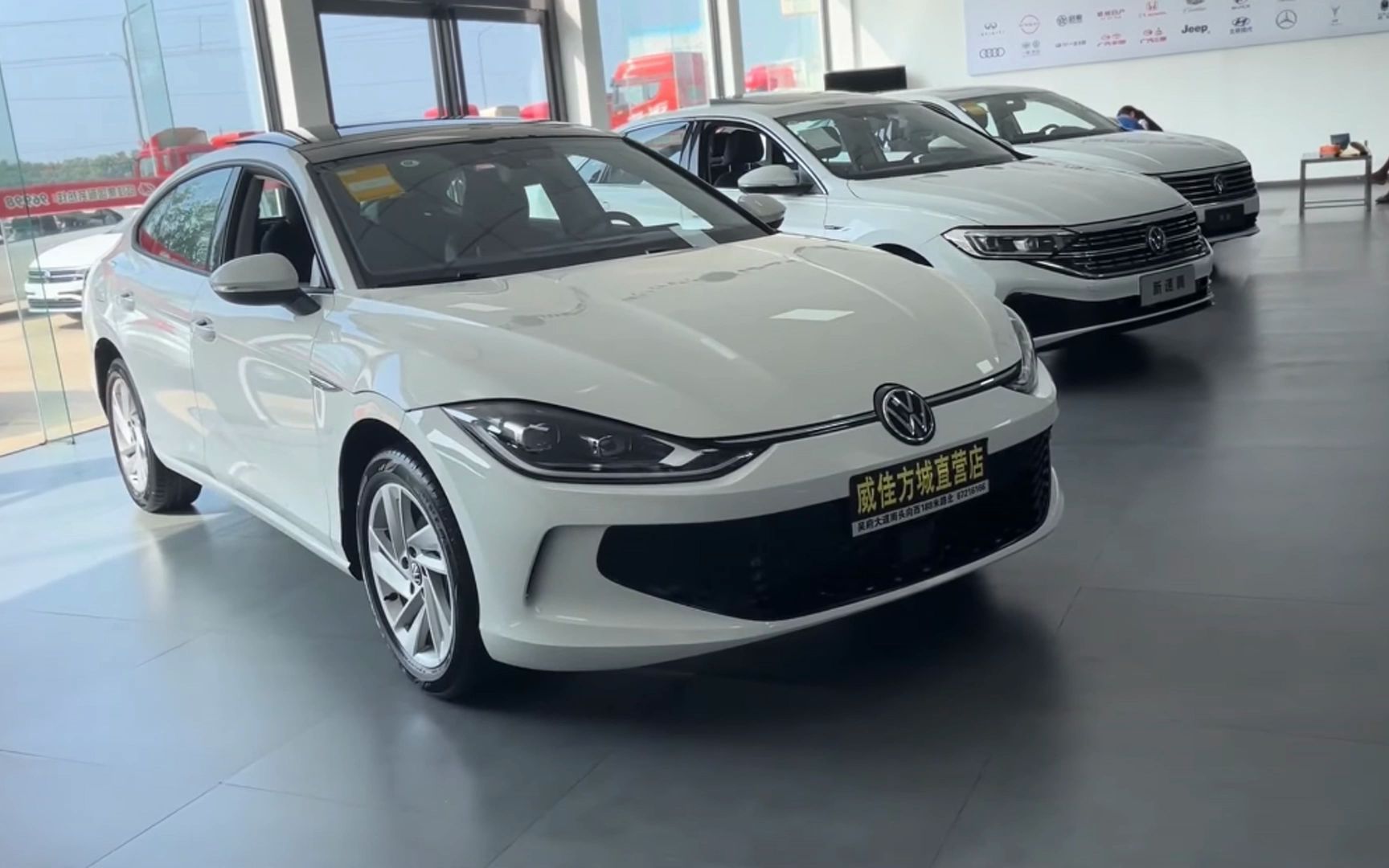 新款大众凌渡值得大家去4S店看一下,掀背尾门以及无框车门都是加...