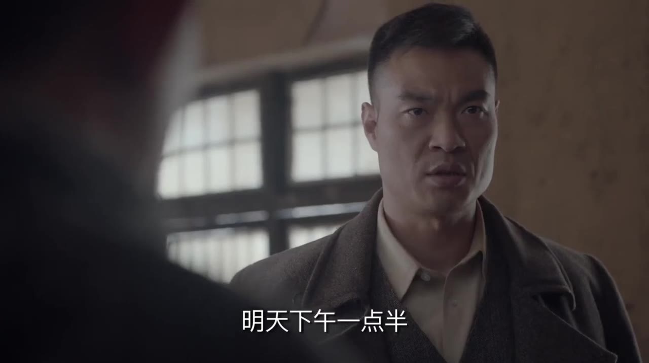 一马三司令众人欲在火车站除掉汉奸,结果狡猾的汉奸从侧门溜了