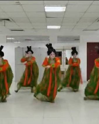 #河南春晚总导演回应节目出圈# 宫女们的拖拉机舞,太可爱了