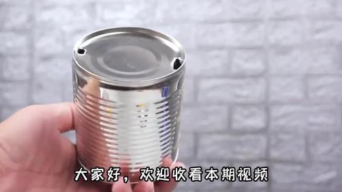 农村小伙也有一颗同心,没有钱买玩具,自己动手制作简易小汽车