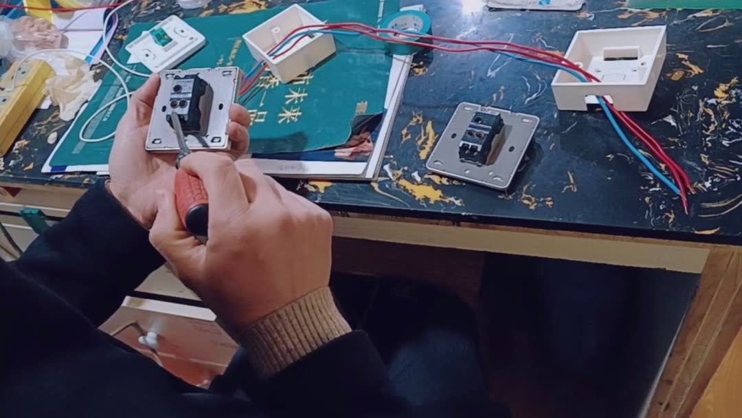 教大家把床头灯的单开单控改成单成双控,现在接线演示中。