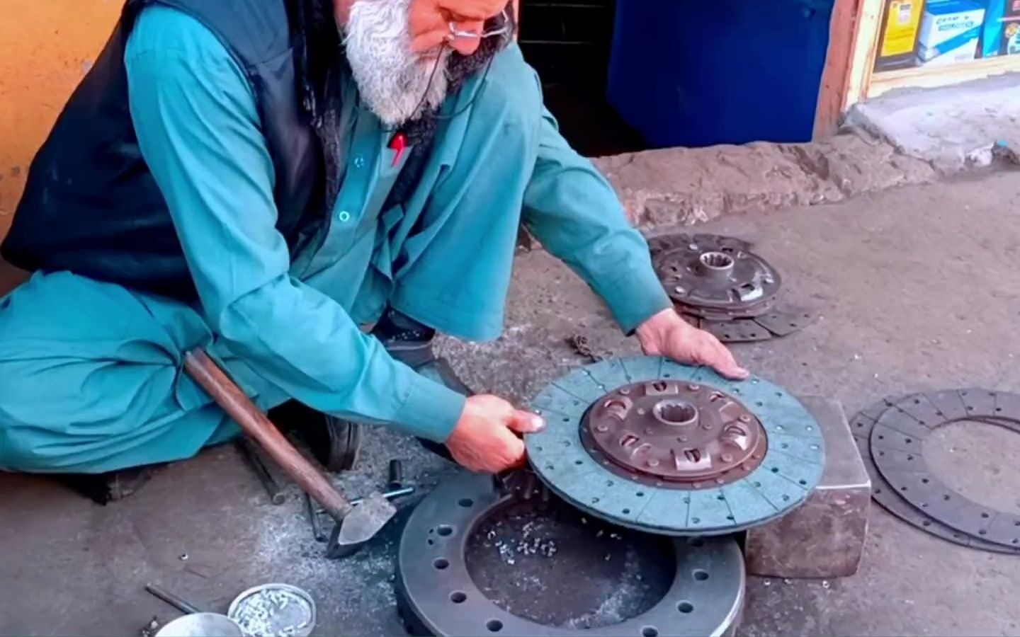 80多岁的老师傅,靠维修离合器片维持生计,依然为每天的柴米油盐奋斗...
