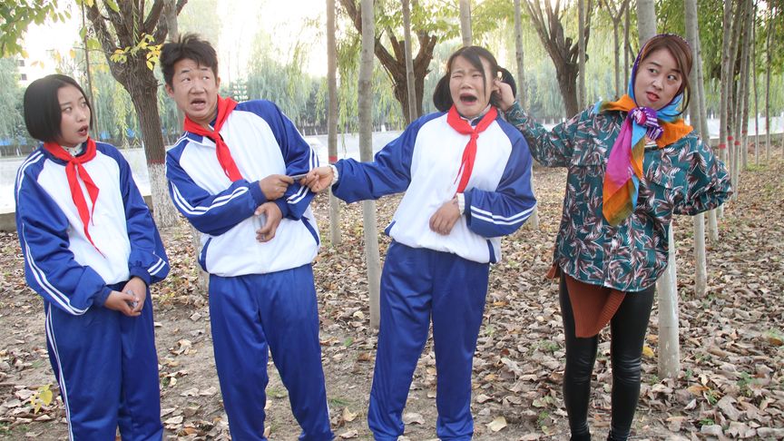 童年趣事:小伙伴在一起玩游戏,结果被妈妈拉回家写作业,真有趣