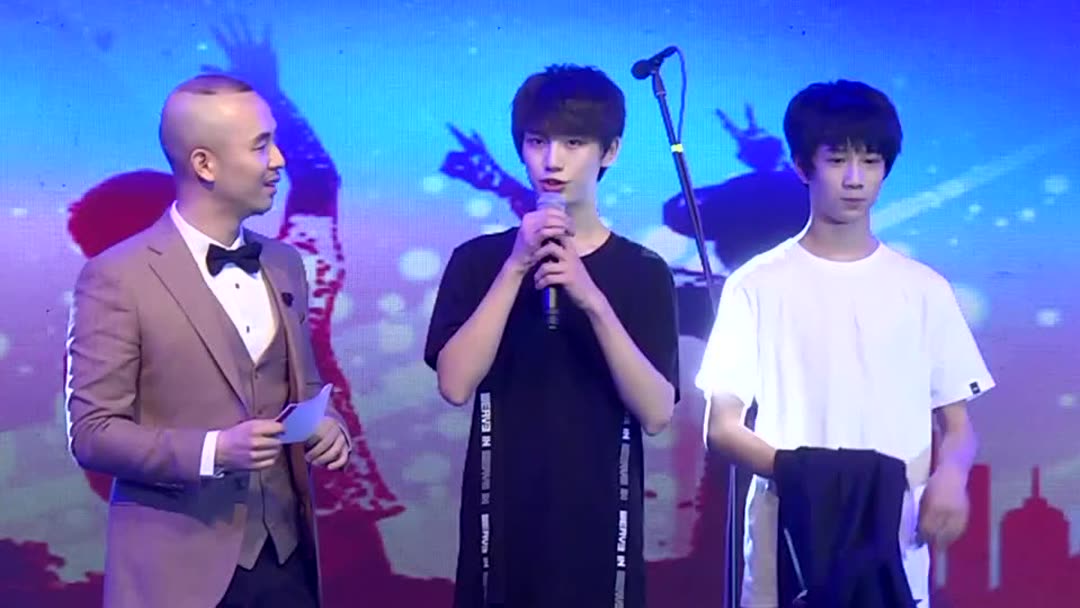 【丁程鑫 敖子逸】育才中学学生艺术节闭幕式双人舞(2)