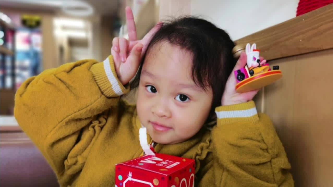 带姐姐在外面刷竖式减法题,姐姐还用刷题赚的钱给自己买了玩具