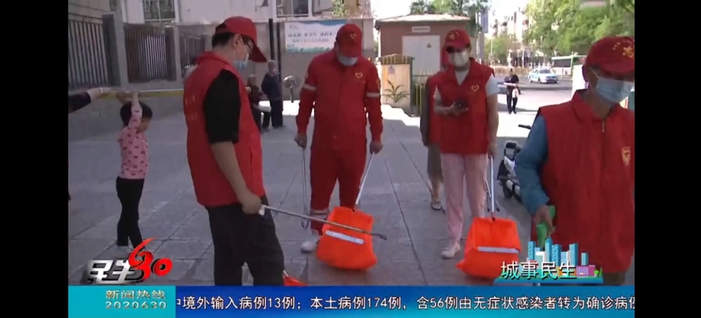 张家口爱心服务发展协会开展志愿服务集中日活动,为创建文明城市...