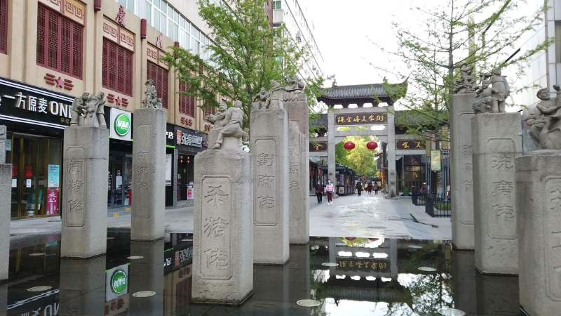 南昌市绳金塔美食一条街,环境优雅,是游客的必到之地