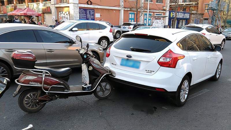 汽车等红灯时被电动车追尾,电动车车主伤亡,汽车车主要担责吗?