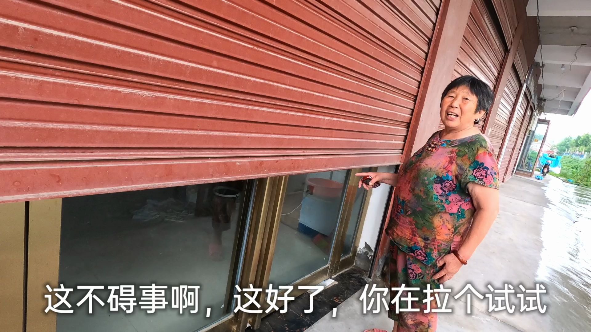 电焊工帮邻居维修卷帘门,忽悠邻居换个新的,这招用的绝啊
