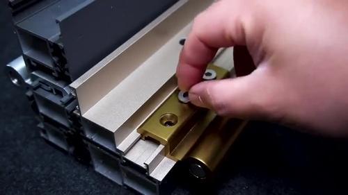 断桥铝门合页安装纯音效,手艺拿捏得死死的