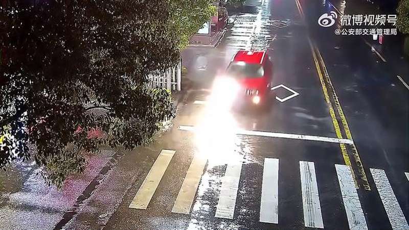 【居安思危-请按信号灯指示通行】 夏季整治百日行动 无论是有红绿灯...