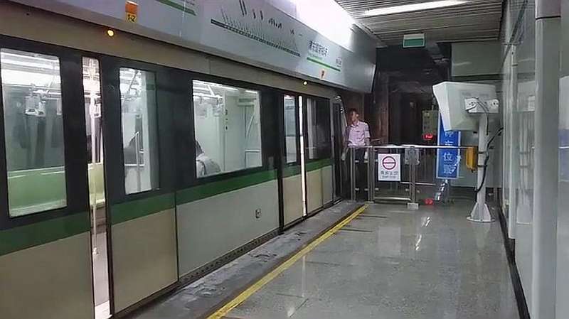上海地铁2号线:小鲶鱼出浦东国际机场(没有安全门)
