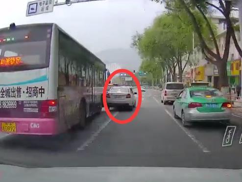 路口变道剐蹭谁全责?群众的眼睛是雪亮的!