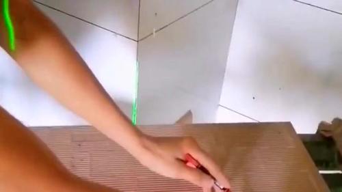 在工地干活,就得学会就地取材,想不到瓷砖还能用这一招切割吧!