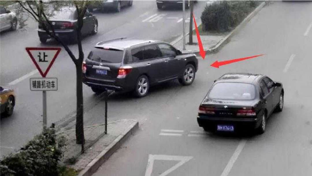 转弯不让直行,出事故为啥让直行车负全责?交警:这就是交通法规