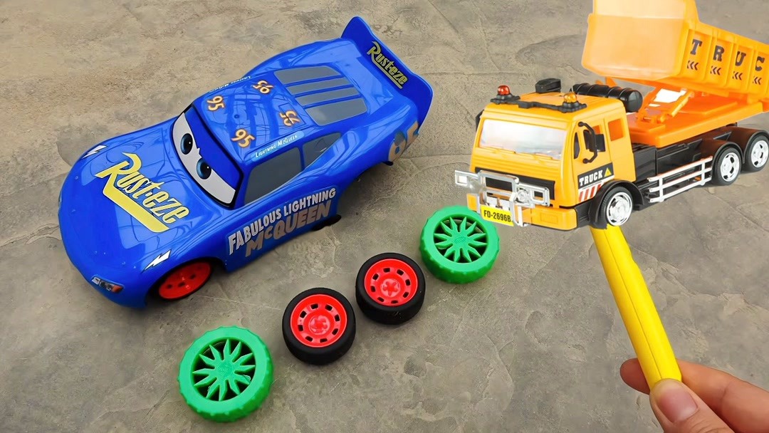 警车给起重机翻斗车打电话帮忙寻找轮胎组装蓝色小汽车