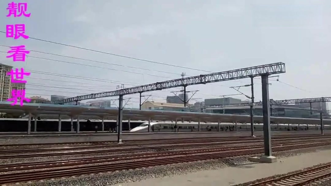 坐车旅行,旅客提前在站台等候,等待列车进站上车,这场景见过吗