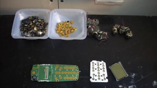 手机里真有黄金吗?老外买一吨手机提炼,网友:这得多久才回本?