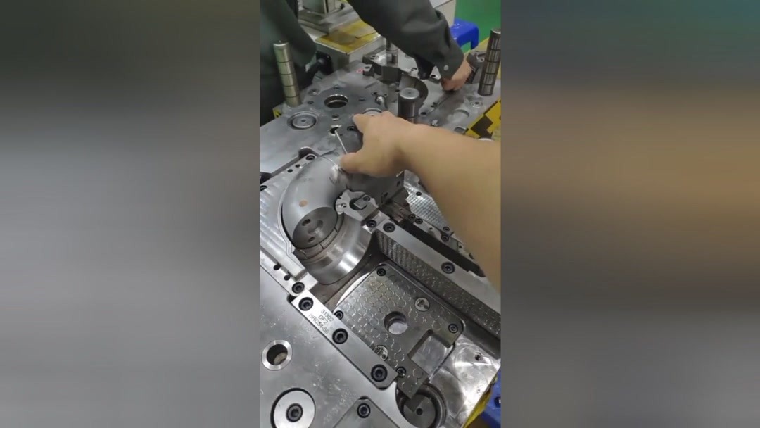罕见的弯管抽芯模具,一百个人九十九个看不懂,比一般的模具要复杂很...