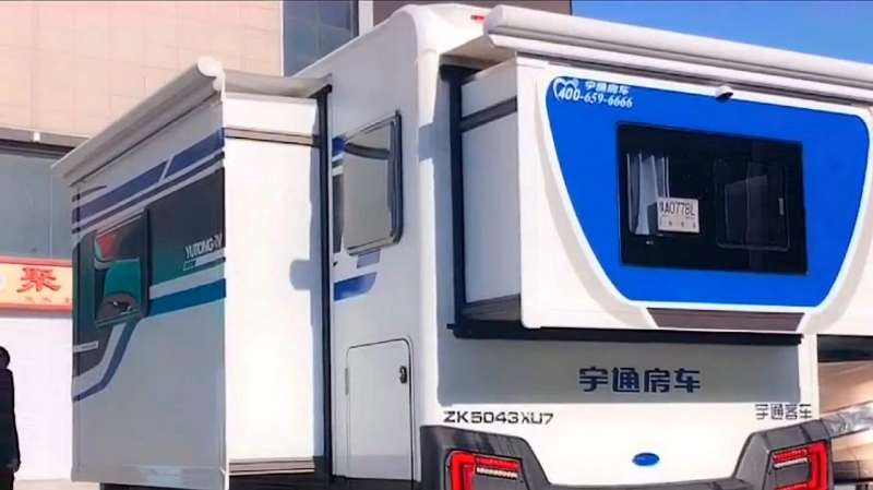 依维柯底盘双拓展房车,空间可达到16平米,还是室内室外双厨房
