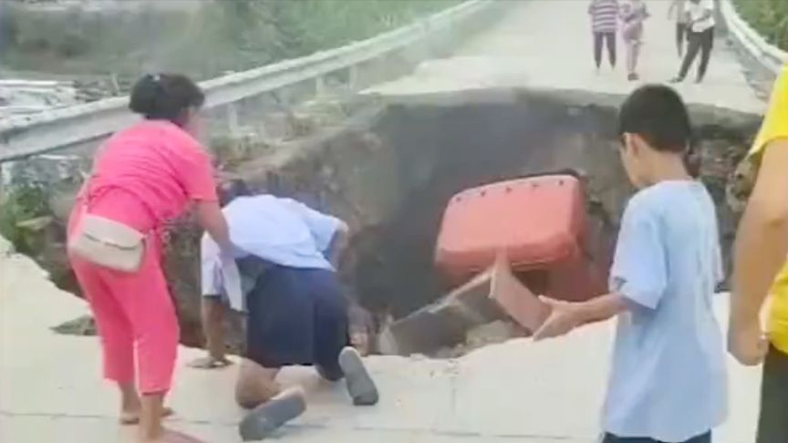 湖南一公路突发塌陷,载重20吨货车掉入坑中,疑塌陷与洪水有关