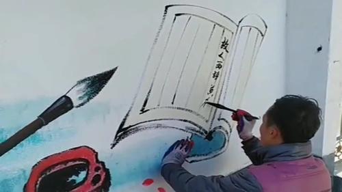 深藏民间的高手,一支毛笔在手,画出非常生动的图案