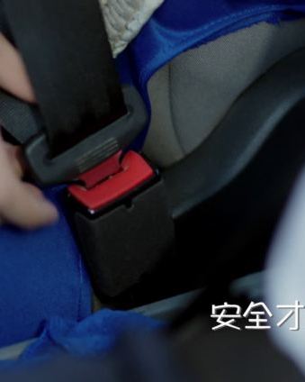 #一盔一带# 带上安全,平安回家。无论是客车、校车、小车,只要是乘坐...