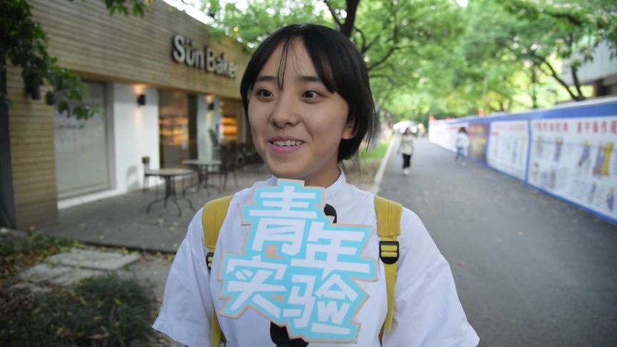 在校园采访大学生关于分手后怀孕的问题,学妹被记者的问题吓住了