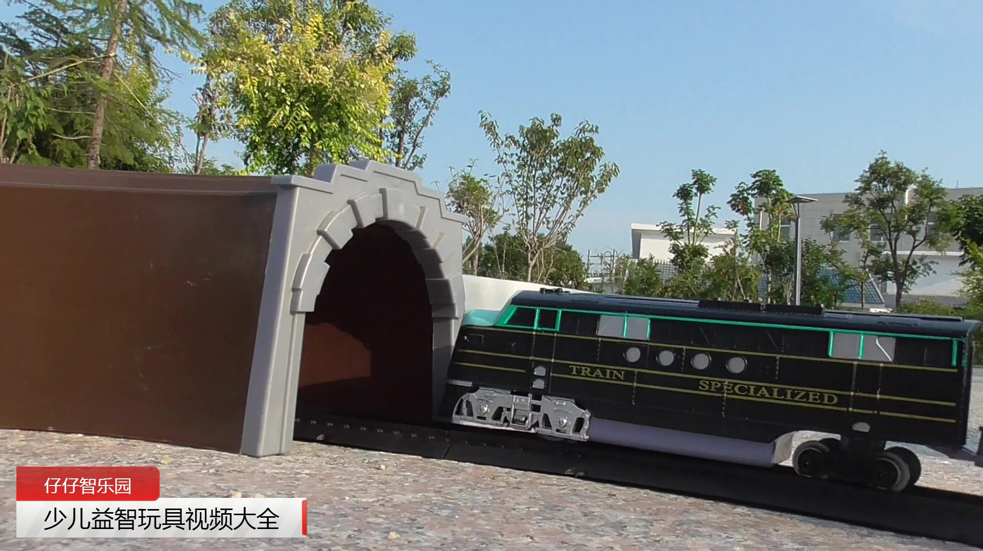 轨道列车火车玩具模型,轨道列车行驶穿越隧道涵洞视频