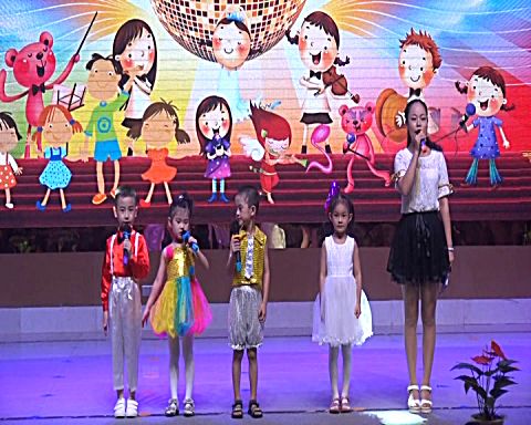 信丰县小伙伴幼儿园2018年文艺汇演暨大班毕业典礼02.《主持人开场》