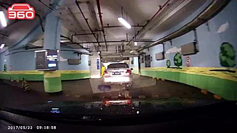 奔驰怎么就突然挂上倒挡了?